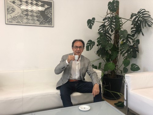 Cem Akant nació en Estambul en 1960. Con veinte años se mudó a Francia ...